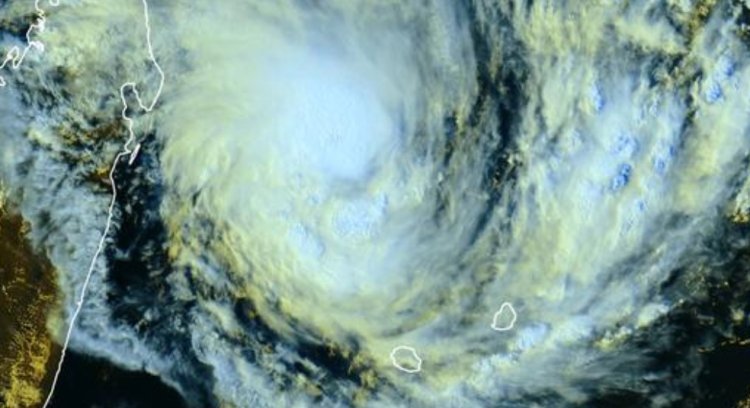 La Réunion face à l'approche imminente d'un cyclone très dangereux ...