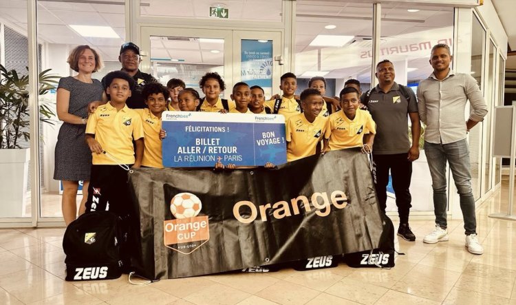 Grâce à l'Orange Cup, 12 jeunes footballeurs réunionnais s'envolent ...